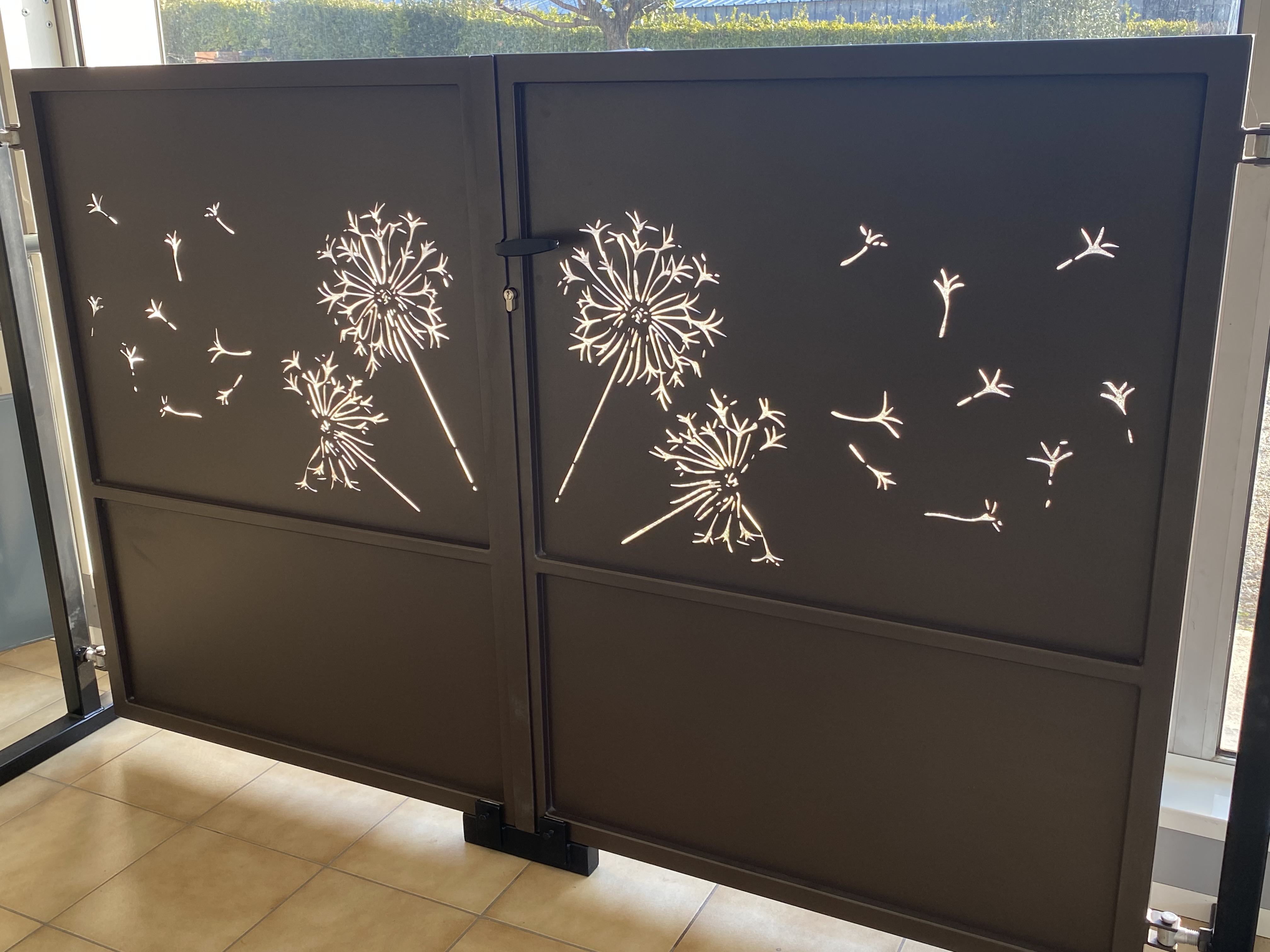 Portail découpe laser Pissenlit - Métallerie Megnant - Portes les ...